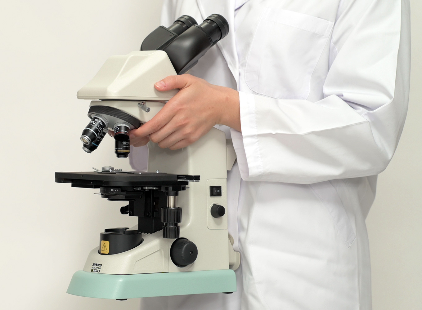 Carrying The Microscope Eclipse E100 Online Guide Nikon Corporation Carrying The Microscope Eclipse E100 Online Guide Nikon Corporation